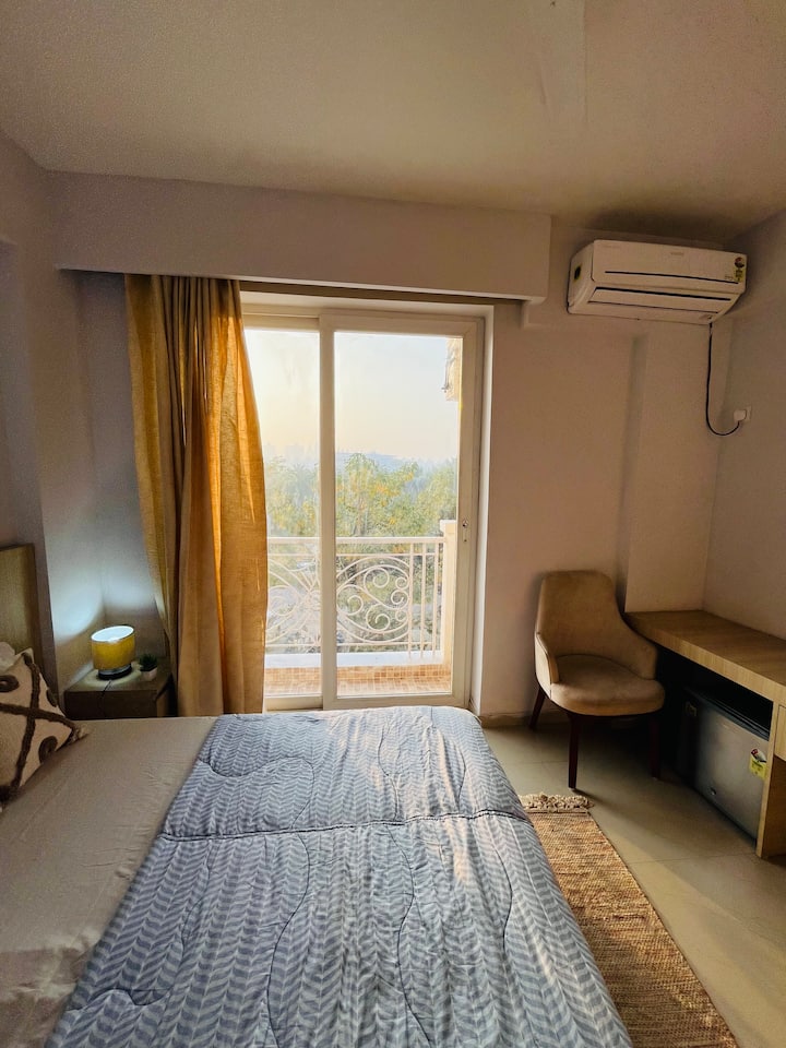 Near Prem Mandir | Modern Studio - ブリンダーバン