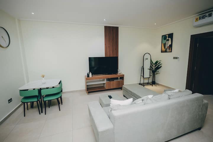 Stylish Veron 2br | Pool, Comfort & Convenience - Ghana