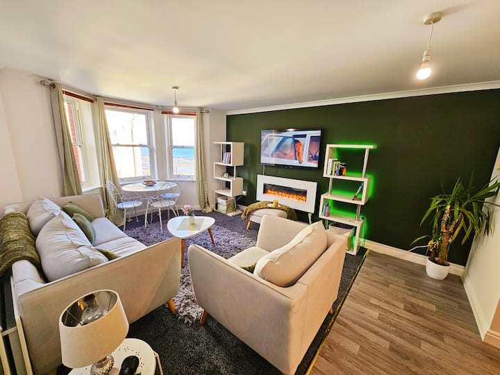 Stylish Seafront Apartment With Bay Window Views - Isle of Man