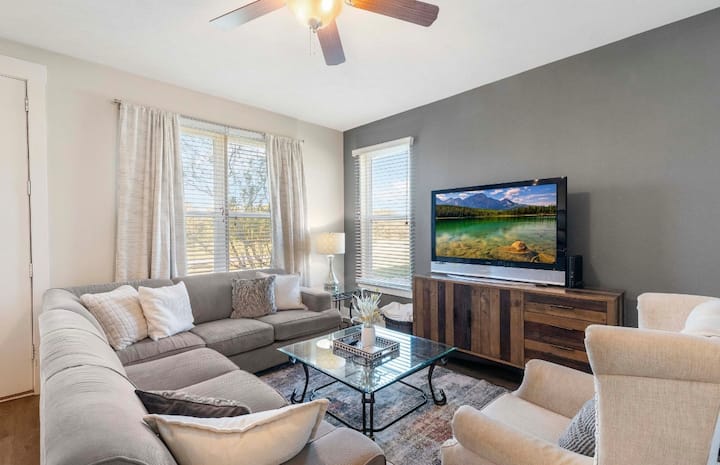 Townhome With A Contemporary Flair! - College Station, TX