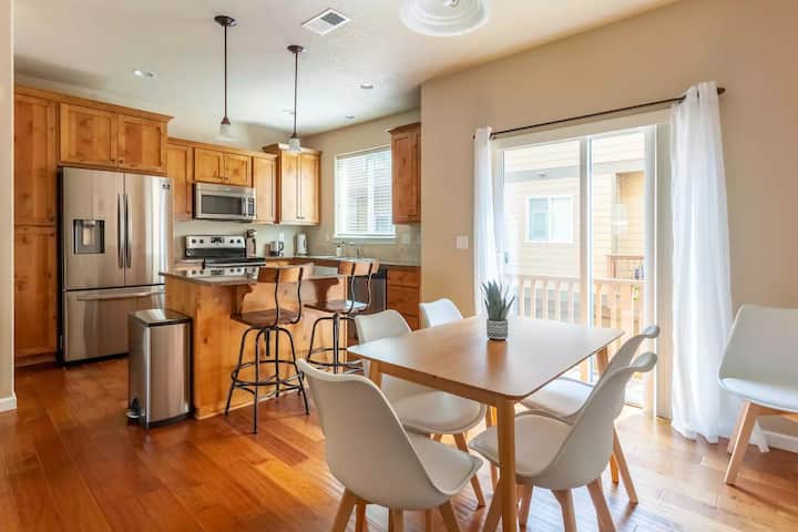 Near Tualatinhillsparkw/boardgames-coffeemaker+w/d - Beaverton, OR