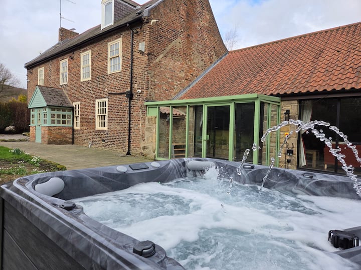 Tyneview Estate The Farmhouse | Hot Tub, Sleeps 18 - Northumberland