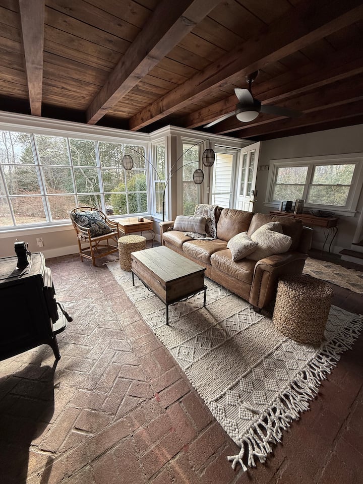 Rustic Ri Getaway | Pet Friendly & Soaking Tub - South Kingstown, RI