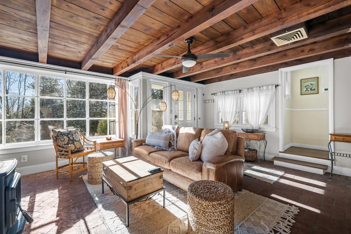 Pet-friendly Rustic Cottage Near Beaches & Uri - Rhode Island