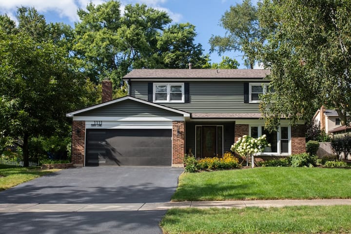 6 Bedroom & 3.5 Bath Naperville Home W/ Garage - Naperville, IL