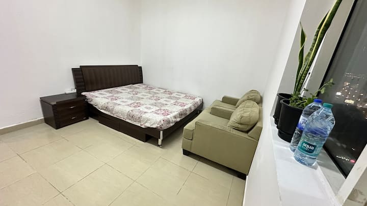 Spacious Family Room Available For Short Term Stay - Sharjah