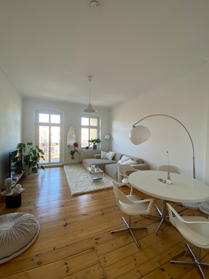 Spacious Historic Flat With Modern Interior - Berlin