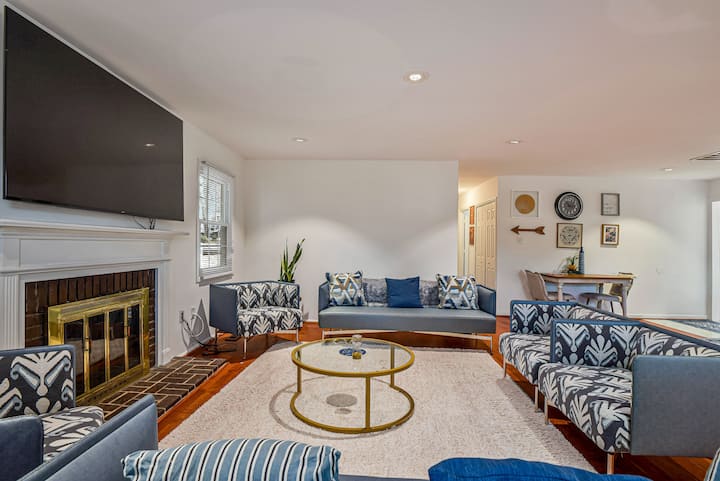 Cozy 4-br Retreat : Private Backyard & Gazebo - Fairfax, VA