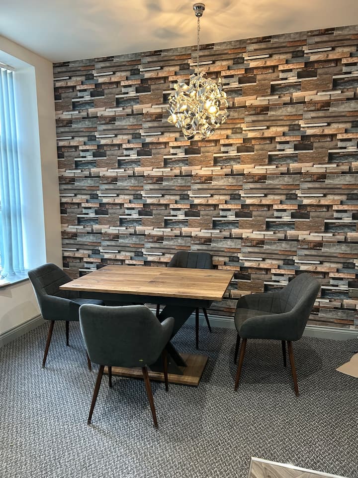 Modern City Flat 4 En-suite Bedrooms - Swansea, UK