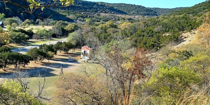 Jenny’s Romantic Hill Country Retreat - Texas