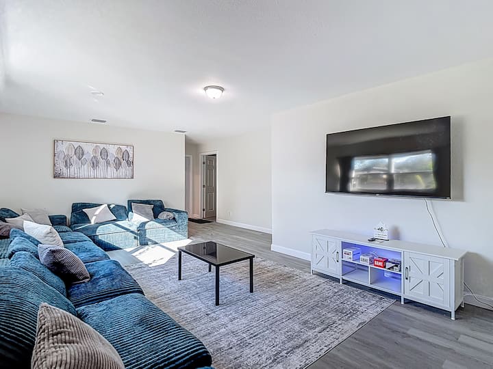 Spacious Tampa Stay • Large Yard • 15 Guests - Tampa, FL
