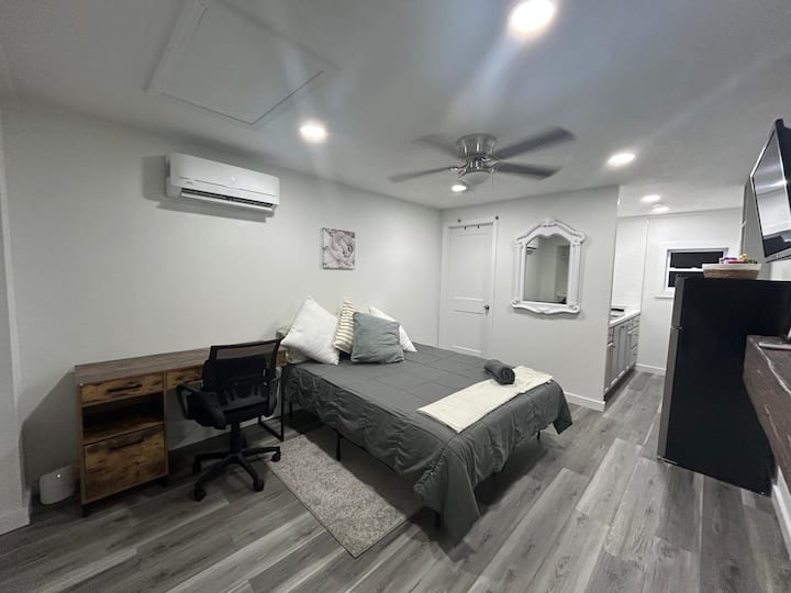 Private Cozy Studio | Free Parking | Lakeland - Lakeland, FL