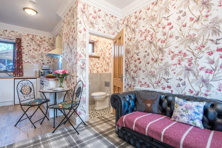 Cozy Thistle · Traditional Scottish Charm - Inverness