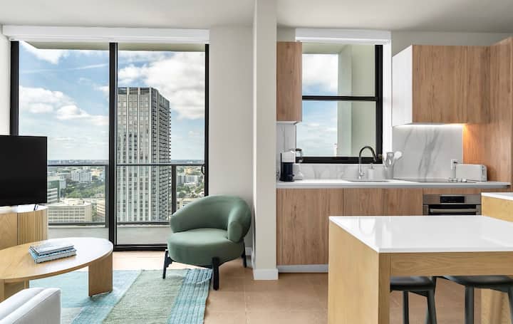 Top Floor Penthouse High Rise By Bayside - South Beach