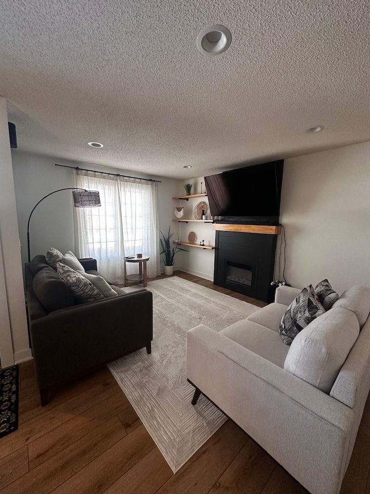 Ankeny’s Best | Hot Tub | Theatre Room | Game Room - Ankeny, IA