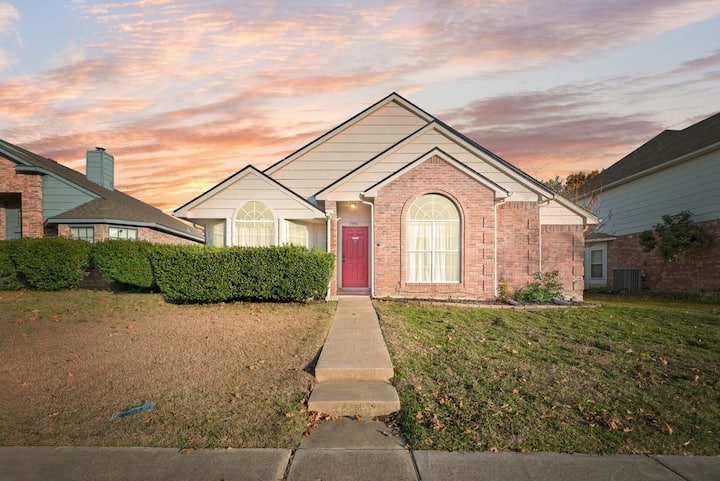 Central Frisco Single Story 3br Sleep 8 | Backyard - Frisco, TX