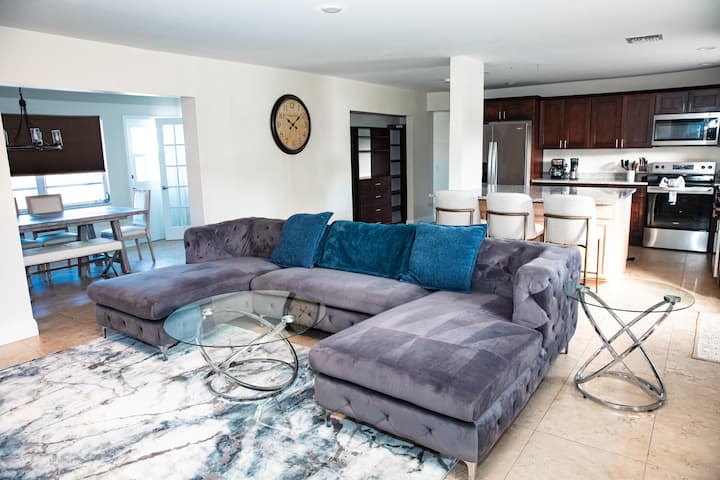 Palm Tree & Gulf Getaway
2 Bedrooms 3 Bed &Sunroom - Fort Myers