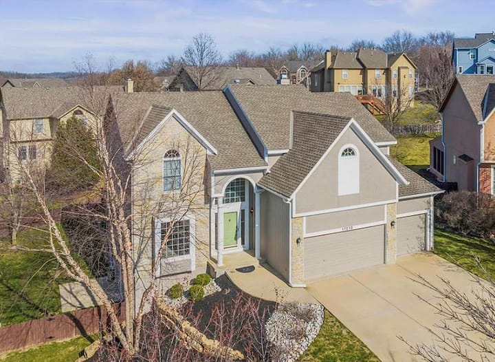2 King Bedrooms, Adjoined, Walk To Fifa Shuttle - Shawnee, KS