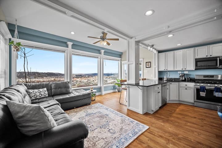 Cozy Hillside Home With View - Pittsburgh, PA