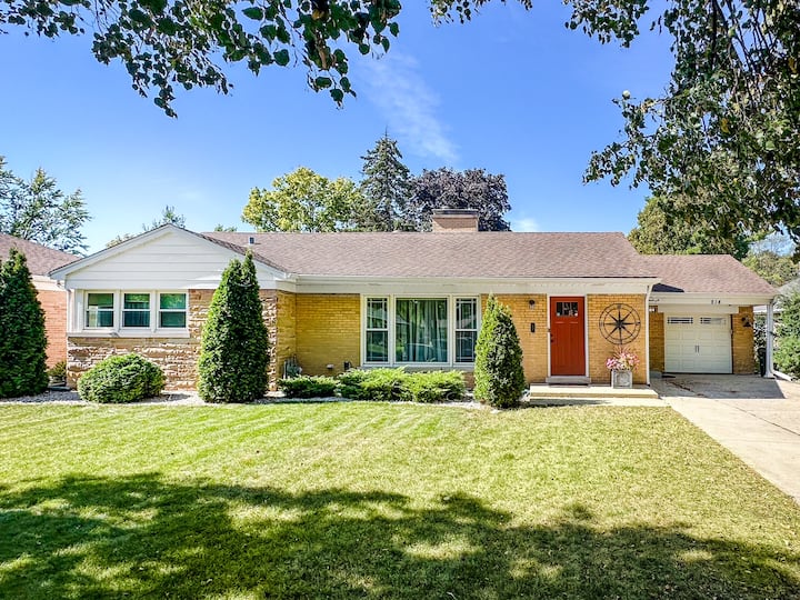 Comfortable Home | Walk To Downtown Arlington Hts - Arlington Heights, IL