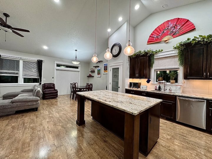 Modern Home,high Ceilings,5 Rooms,bidets,patio. - Salem, OR