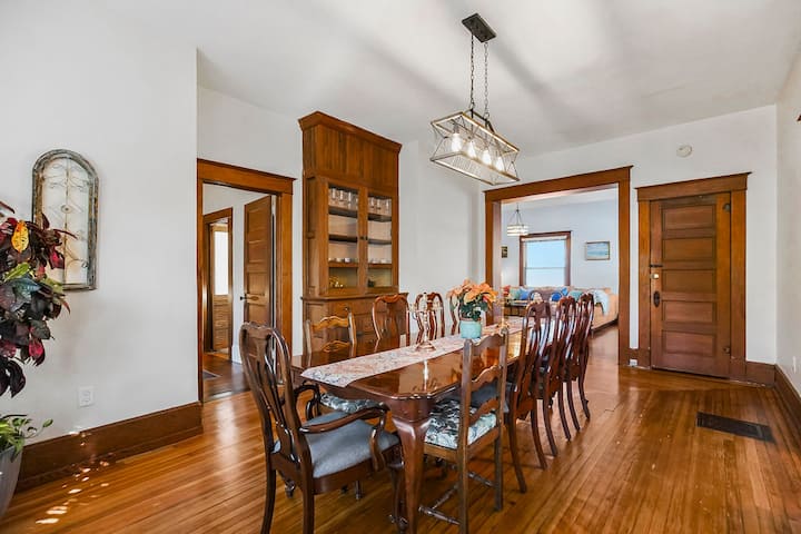 Historic Charm: Spacious 4br Retreat Sleeps 11 - Kansas City