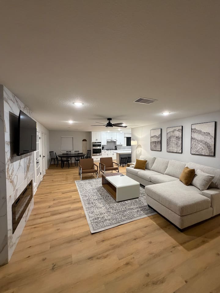 Cozy Cottage, Dog Friendly, Near Cynthia Woods - The Woodlands, TX