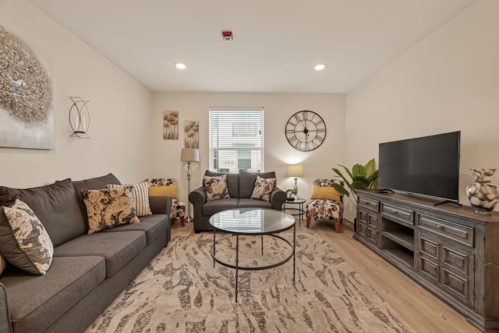 2 Bed / 2 Bath Apartment, Gym And Pool Included! - Houston