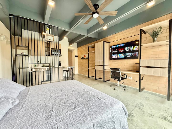 Vibrant Studio W/ Ac, Workspace & Washer-502 - Medellín