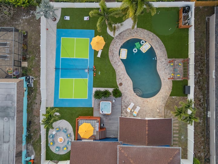 Palmshine Hideaway~pickleball~pool~gamerm~speakez - Madeira Beach, FL