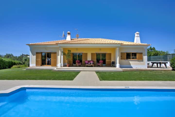 Tomas: Modern Villa W Heated Pool & Outdoor Dining - Albufeira