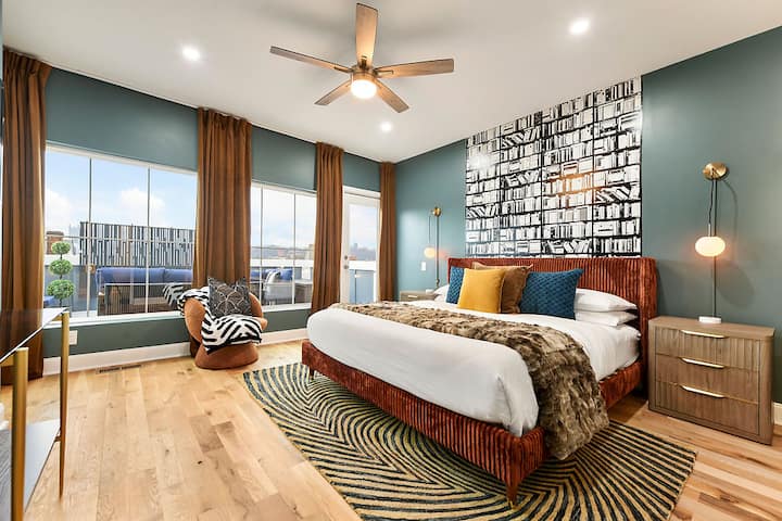 Moody Skyline Views | Rooftop Firepit + 3 Ensuites - Pittsburgh