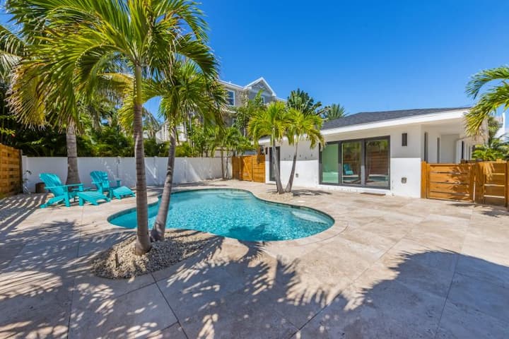 Aloha House Heated Pool/beach 2 Blocks/mini Golf - Anna Maria, FL