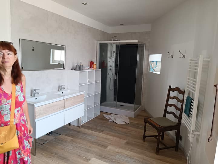 Maison Spacieuse Avec Piscine Et Terrain Clôturé. - France