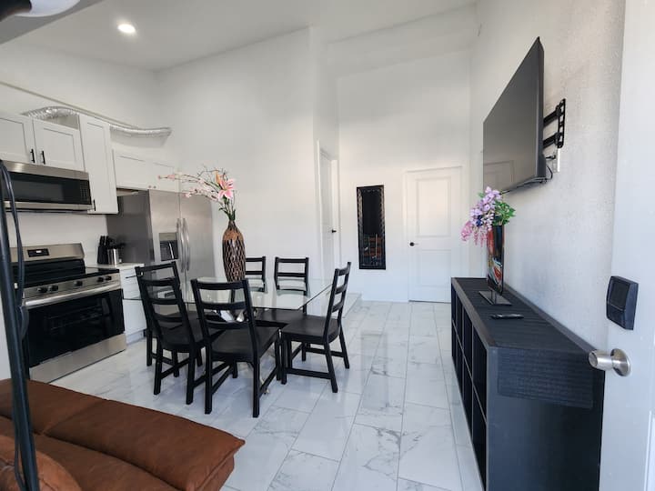 Lovely & Renovated 2 Bed And 1.5 Bath - Riverside, CA