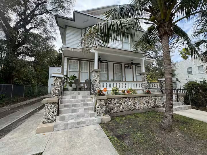 Timeless Gem/ Spacious 6 Bdr Home - Miami, FL