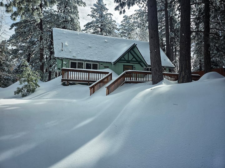 Cozy Cabin Retreat With A Hot Tub - Running Springs, CA