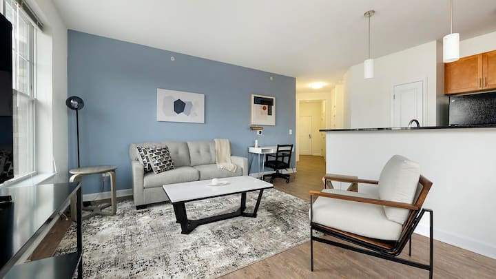 Landing | Stylish 2bd, Pool, Gym - Frederick, MD