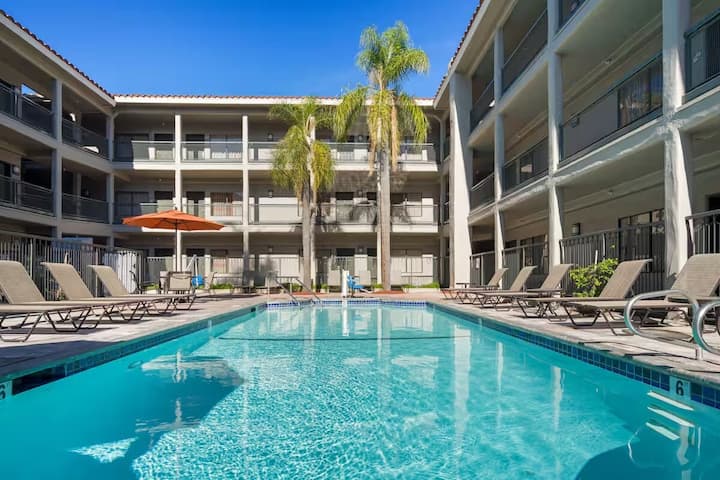 Exec King | La Quinta Oc Airport | Free Parking - Costa Mesa, CA