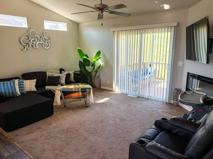 Modern Home Near Lake Cunningham, I-680 & Shopping - Omaha, NE