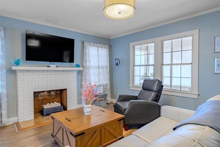 Charming Midtown Blue Bungalow Near Downtown - Tallahassee, FL