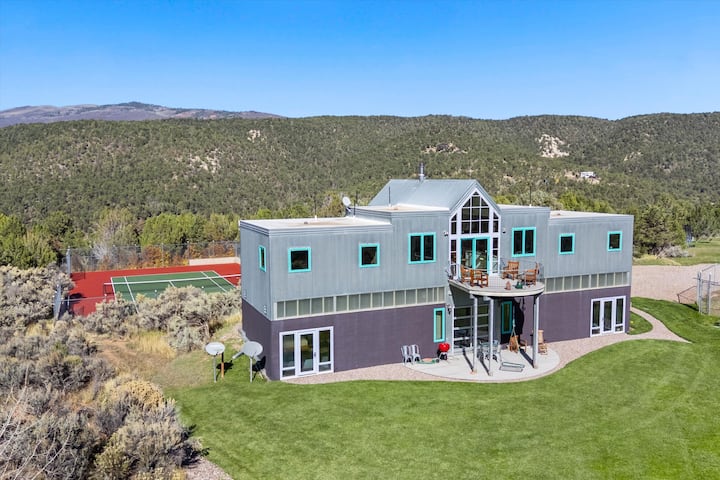 Chic Carbondale Retreat With Mountain Views - Carbondale, CO