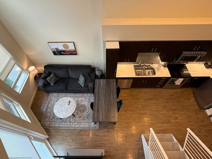 Penthouse Style Apartment With Free Parking - Los Angeles, CA