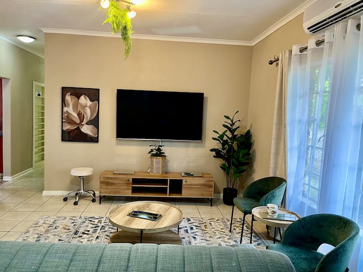 Modern Home Away From Home | Pool, Braai & Air-con - Rustenburg