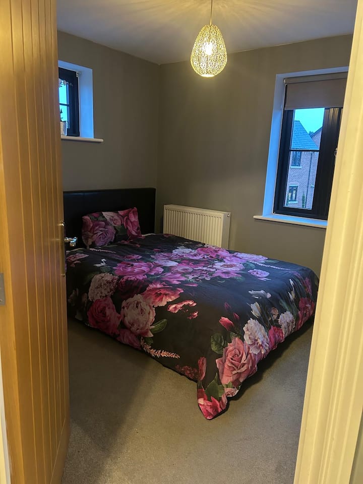 Room In 4 Bedroom House On Private Estate - Rugby