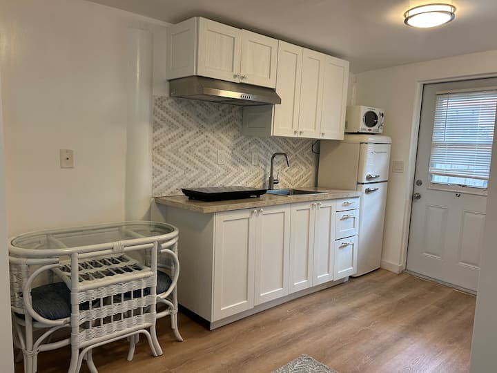 Charming Cottage Retreat - West Palm Beach, FL