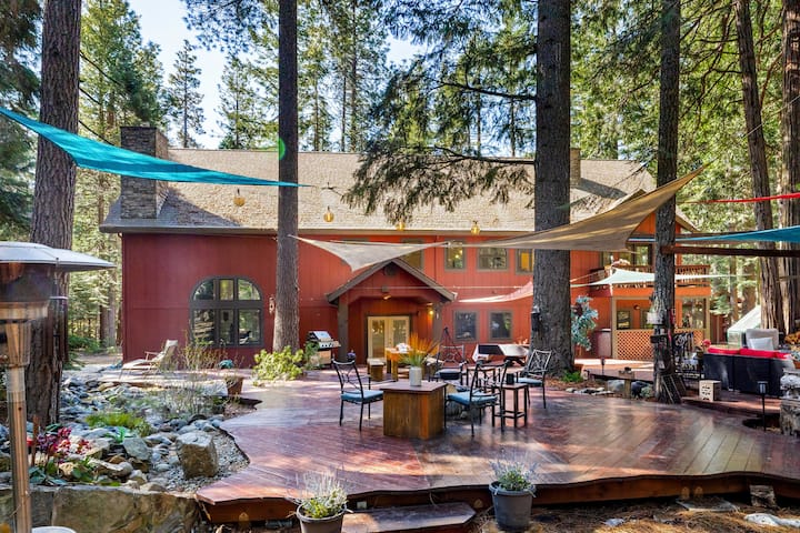 Gallery In The Woods-epic Outdoor Space-mt. Shasta - Mount Shasta, CA