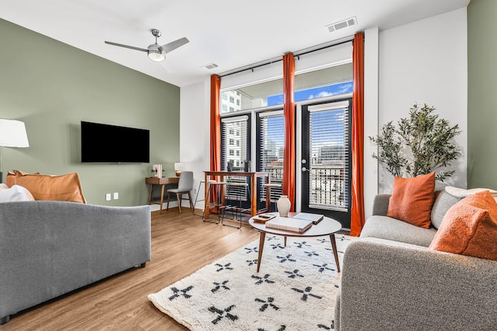 *New* Boot Scootin' 2 Broadway | 0.5 Mi + Pool/gym - Bridgestone Arena