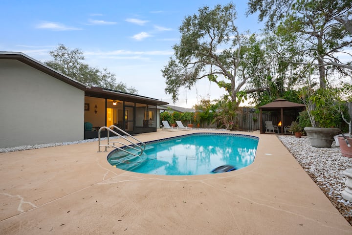 Clearwater Mediterranean Retreat • Pool & Fire Pit - Clearwater, FL