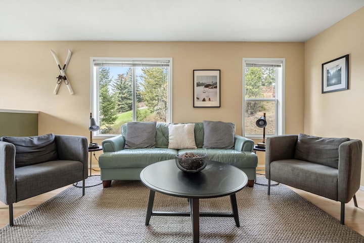 The Olivewood | Two Full Suites | Fire Pit | Yard - Invermere